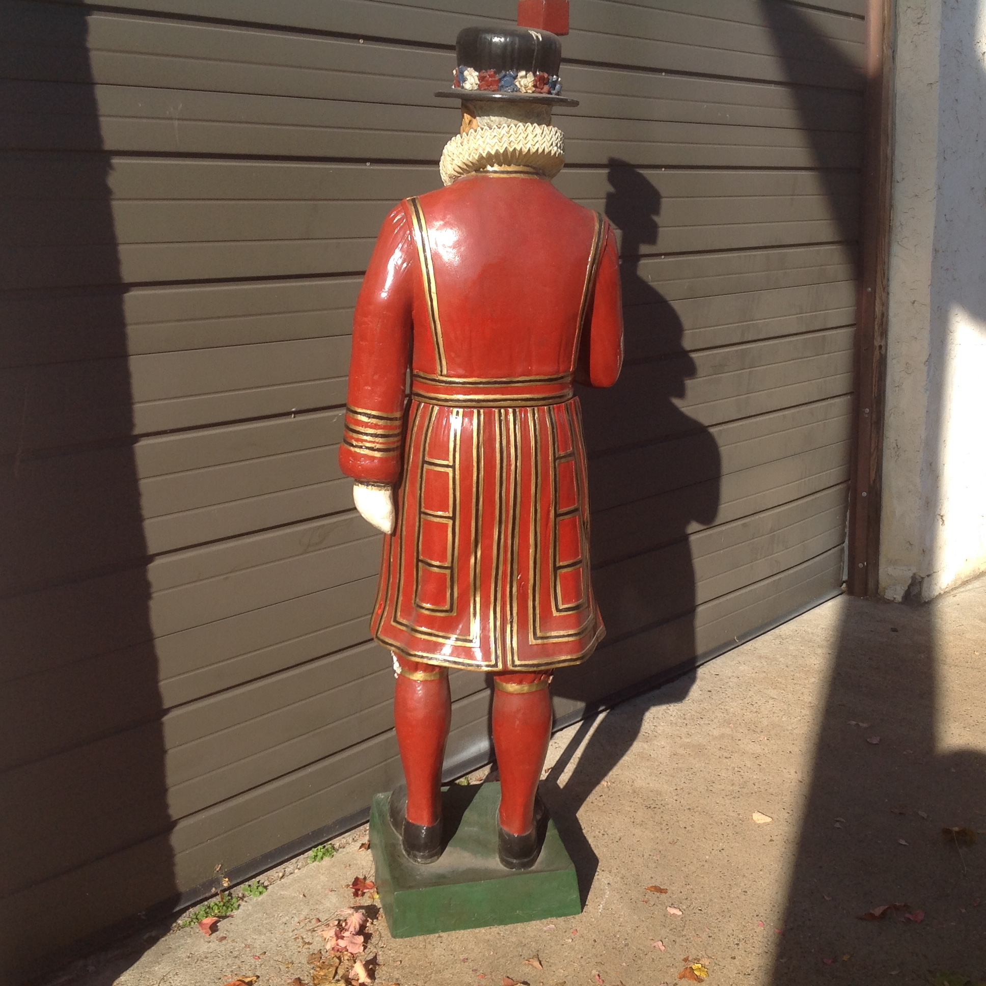 Vintage Fiberglass Beefeater Gin Yeoman Advertising Statue « Obnoxious ...